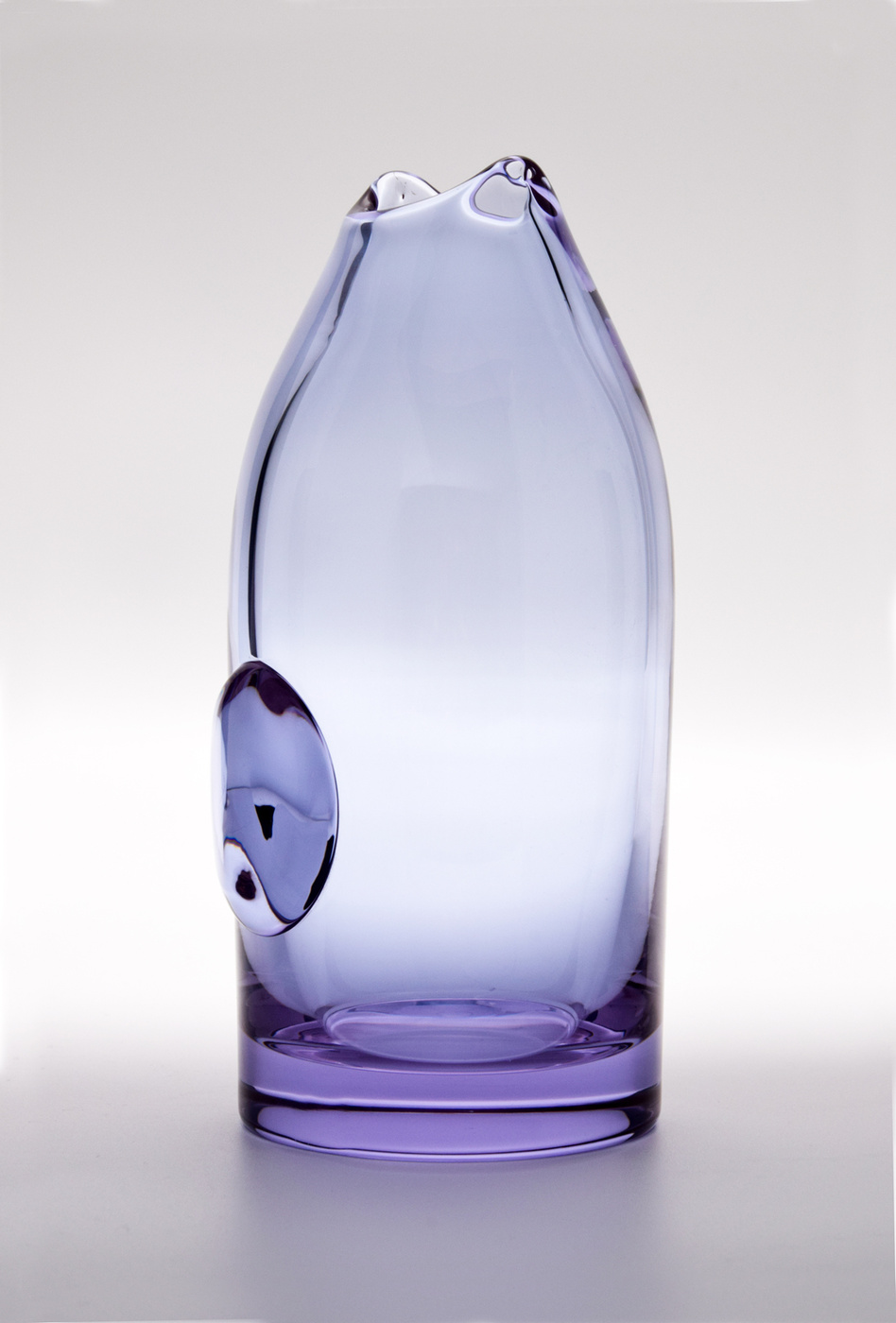 Fialová váza s medailonem, návrh Miloslav Klinger, Železnobrodské sklo